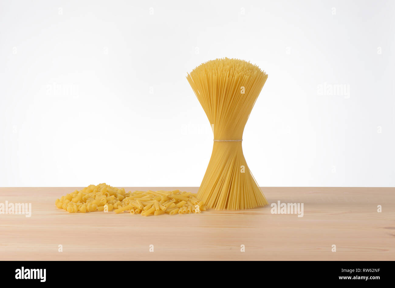 Elbow spaghetti hi-res stock photography and images - Alamy