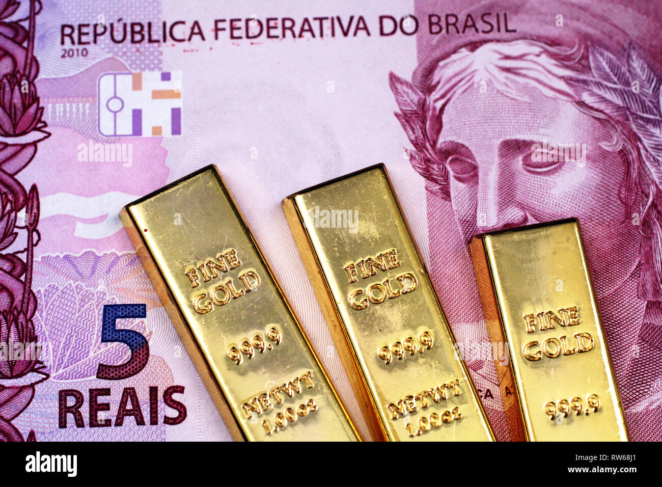 Five gold bars hi-res stock photography and images - Alamy