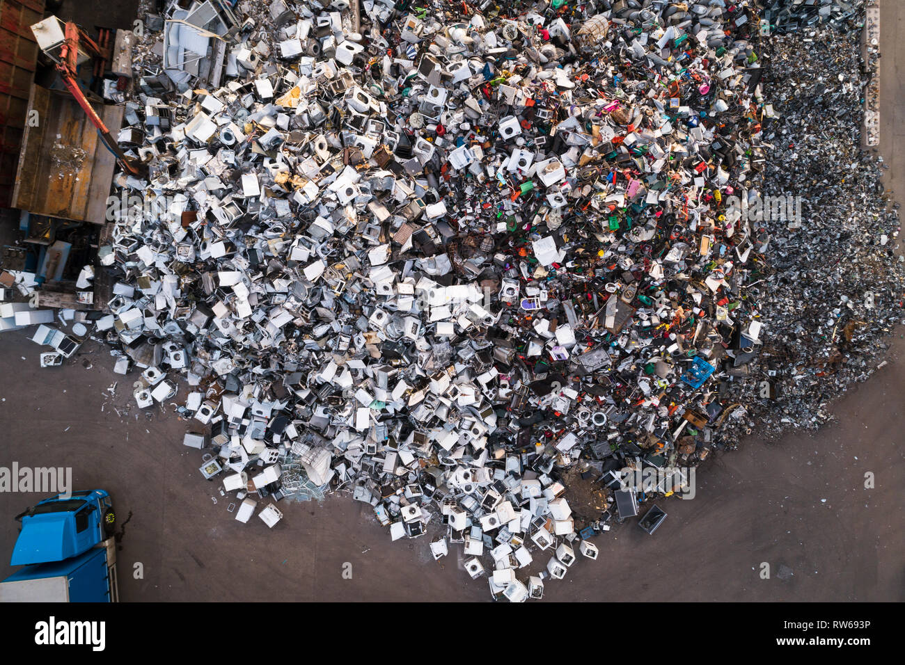 Aluminium in scrap metal recycling hi-res stock photography and images ...