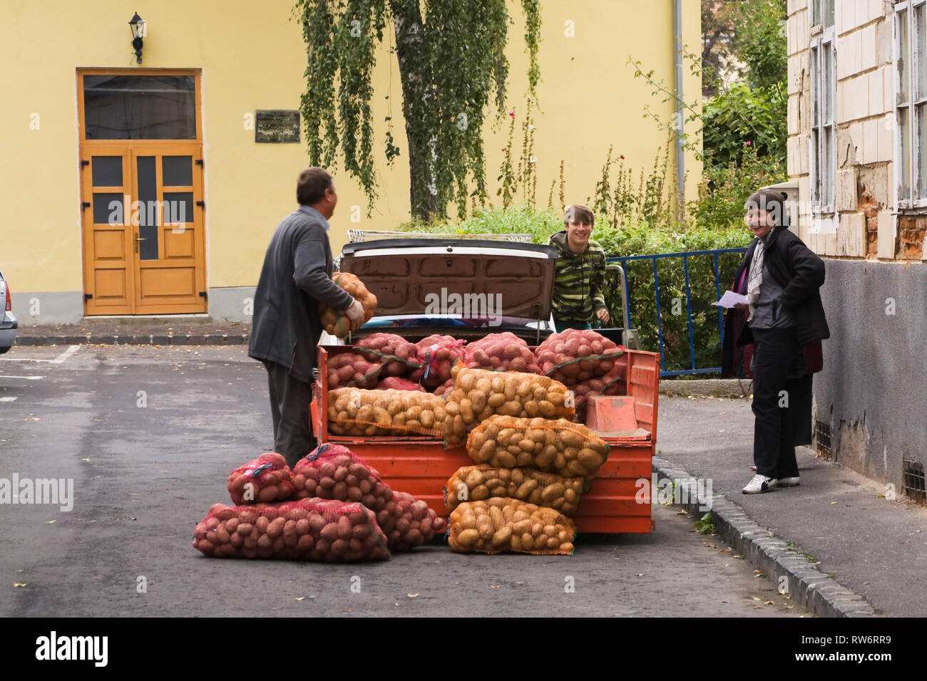 Loading potatoes hi-res stock photography and images - Alamy