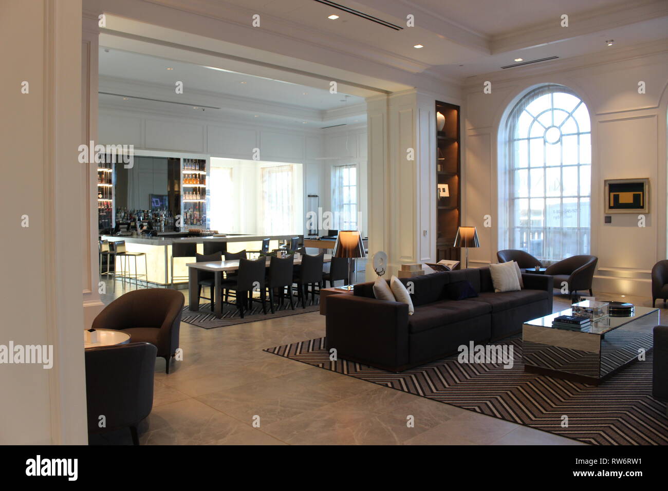 Hotel Lobby Bar Stock Photo - Alamy