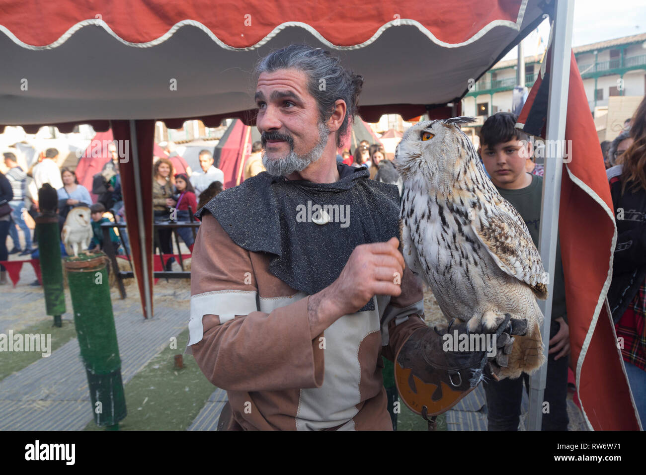 Falconer medieval hi-res stock photography and images - Alamy