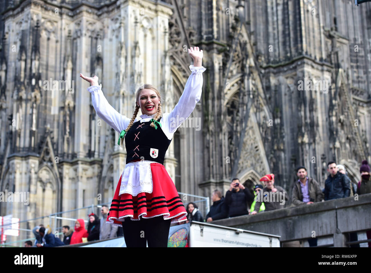 Cologne, Germany. 4th Mar, 2019. A reveler takes part in the Rose ...