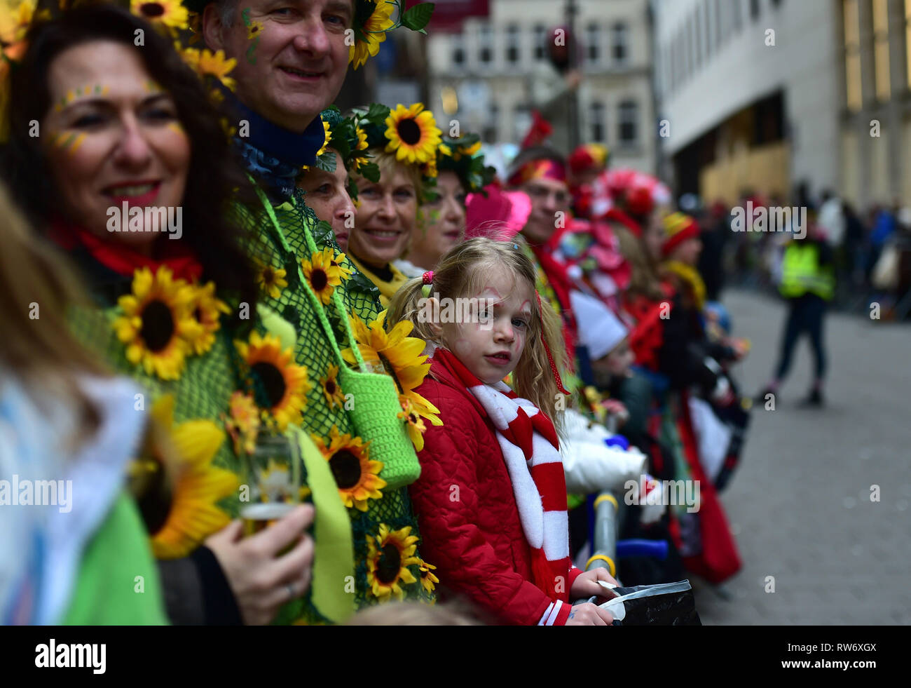 Cologne, Germany. 4th Mar, 2019. People watch the Rose Monday carnival ...