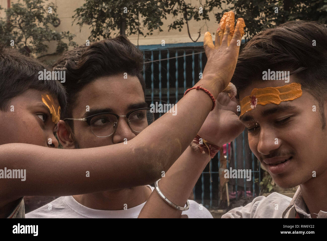 Hindu symbol on forehead hi-res stock photography and images - Alamy