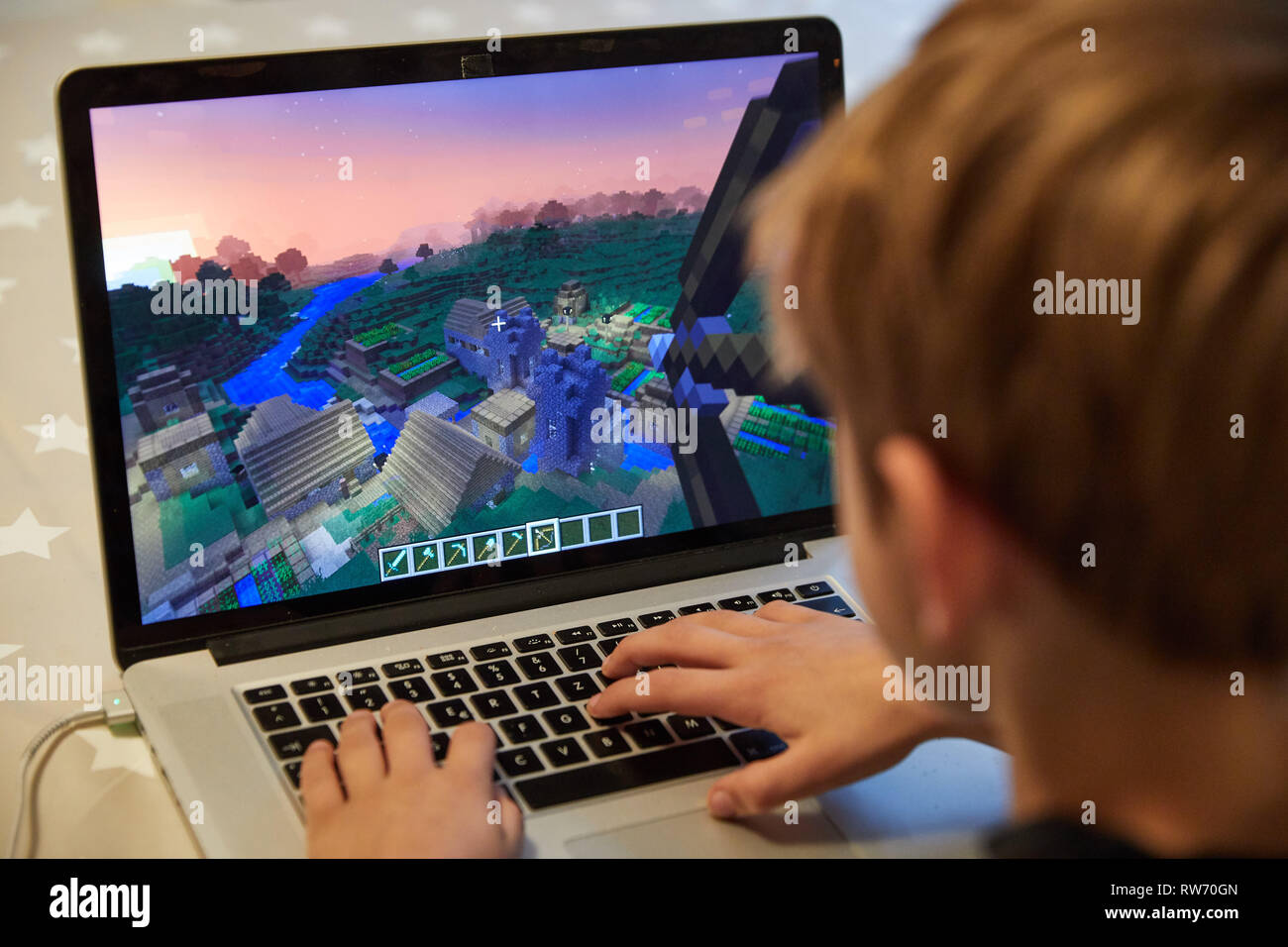 Children playing minecraft hi-res stock photography and images - Alamy