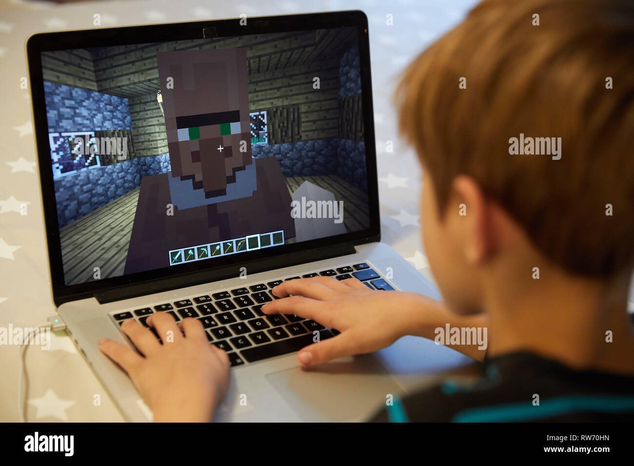 Children playing minecraft hi-res stock photography and images - Alamy
