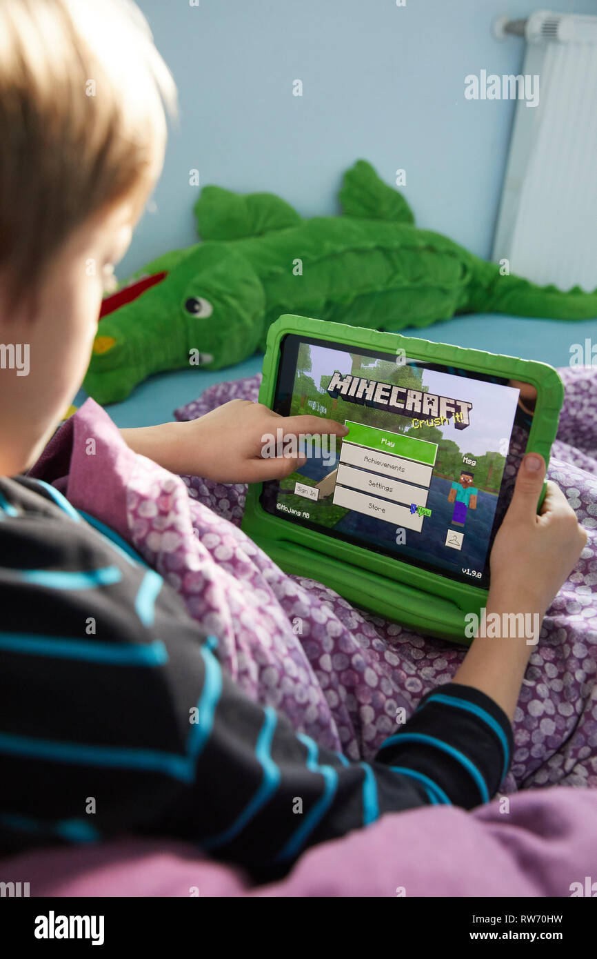 Children playing minecraft hi-res stock photography and images - Alamy