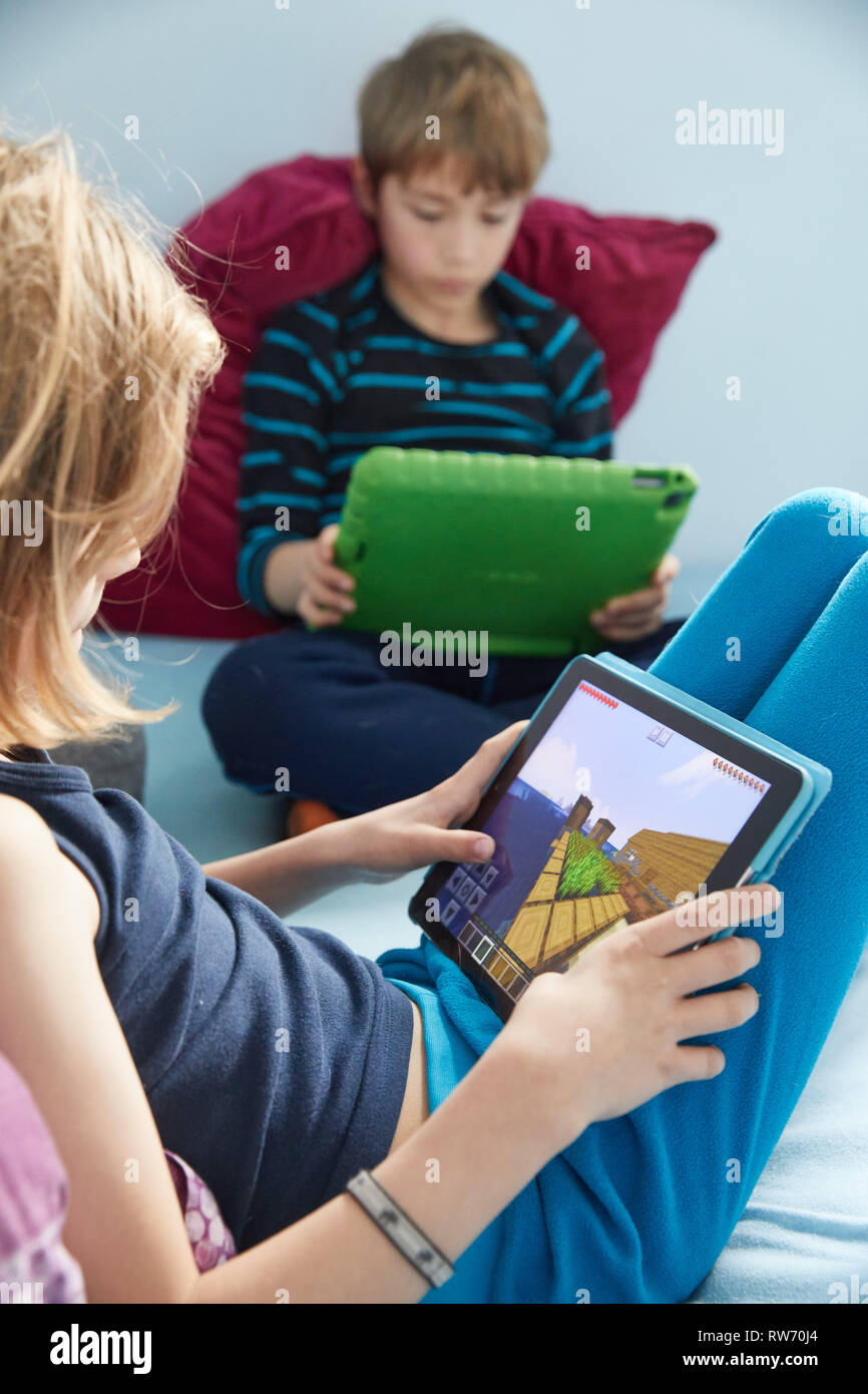 Children playing minecraft hi-res stock photography and images - Alamy