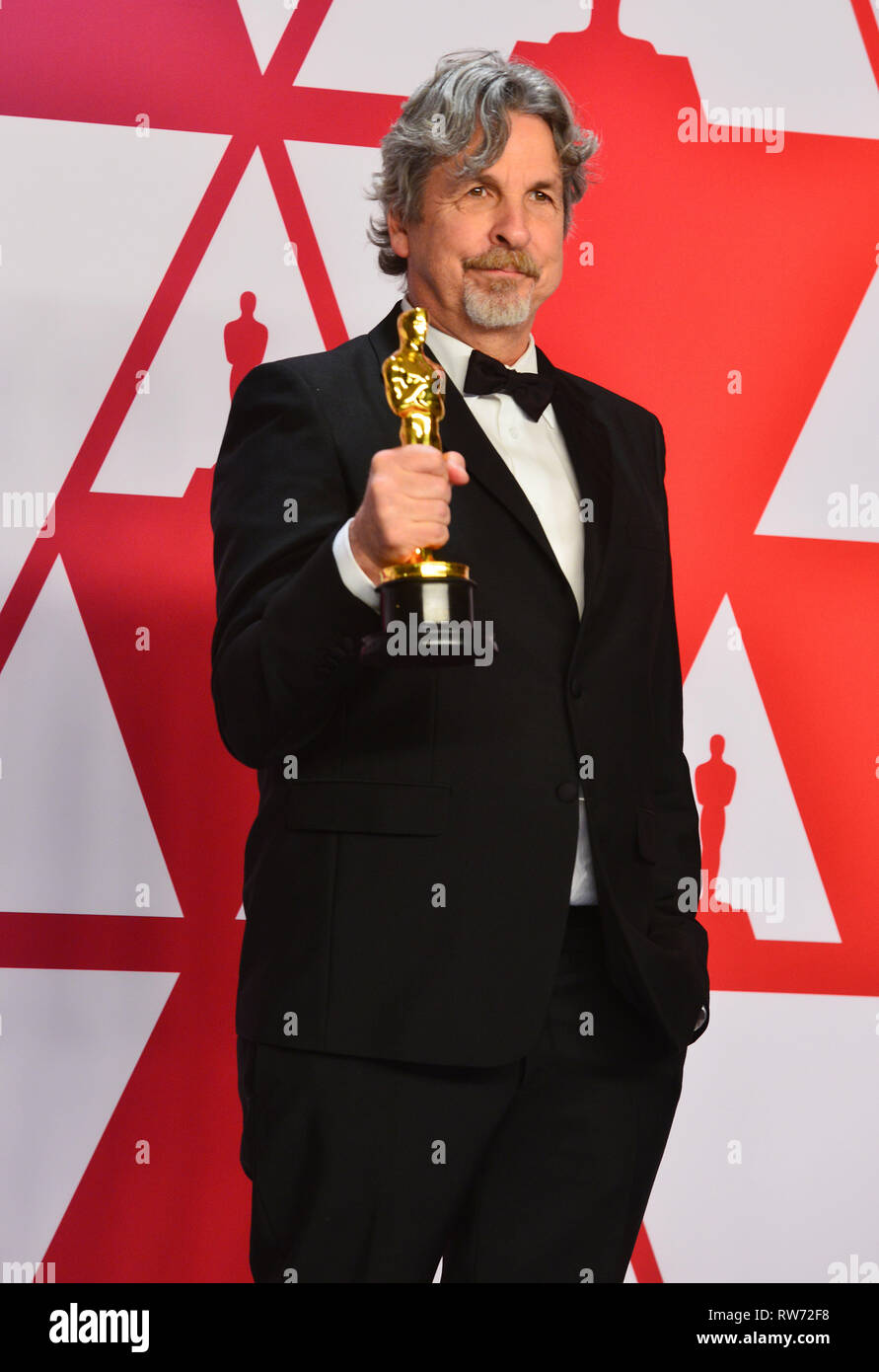 Peter Farrelly pose with the Best Picture and Best Original Screenplay ...