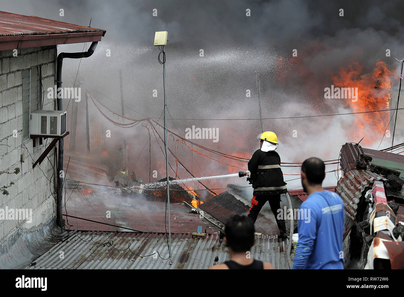 Quezon City, Philippines. 5th Mar, 2019. A firefighter tries to put out ...