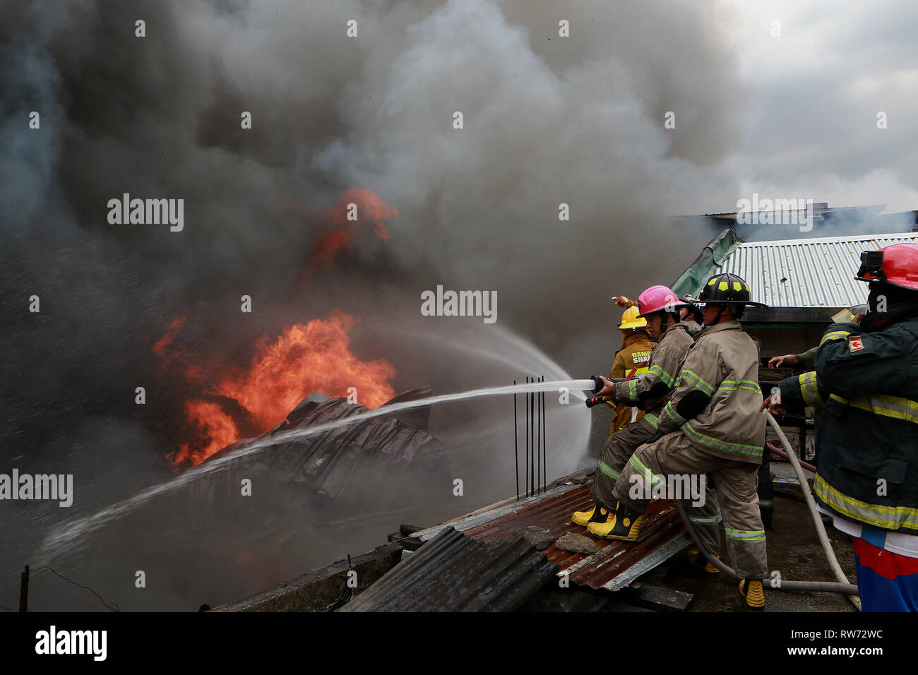 Quezon City, Philippines. 5th Mar, 2019. Firefighters try to put out a ...