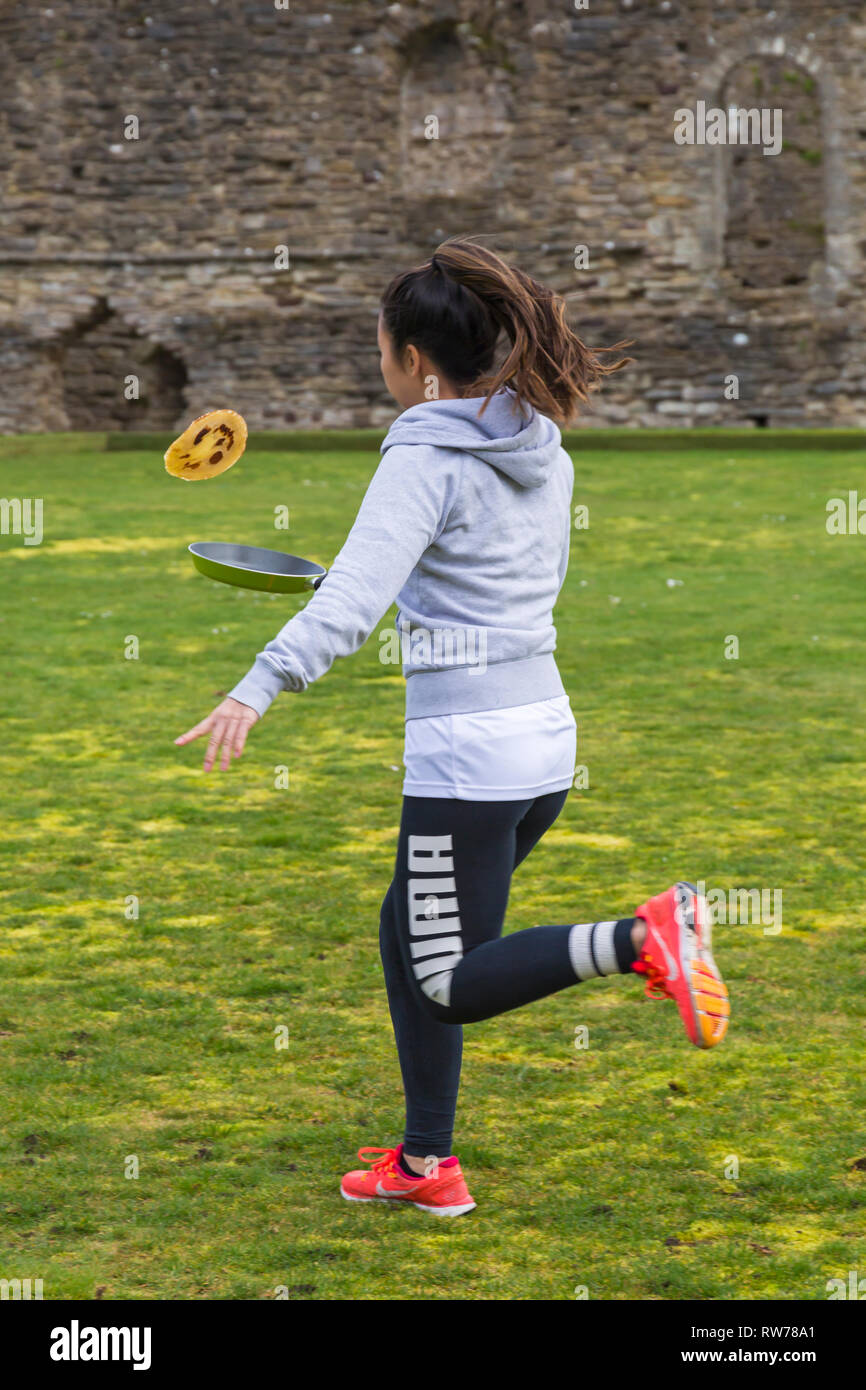 Woman tossing a pancake hi-res stock photography and images - Alamy