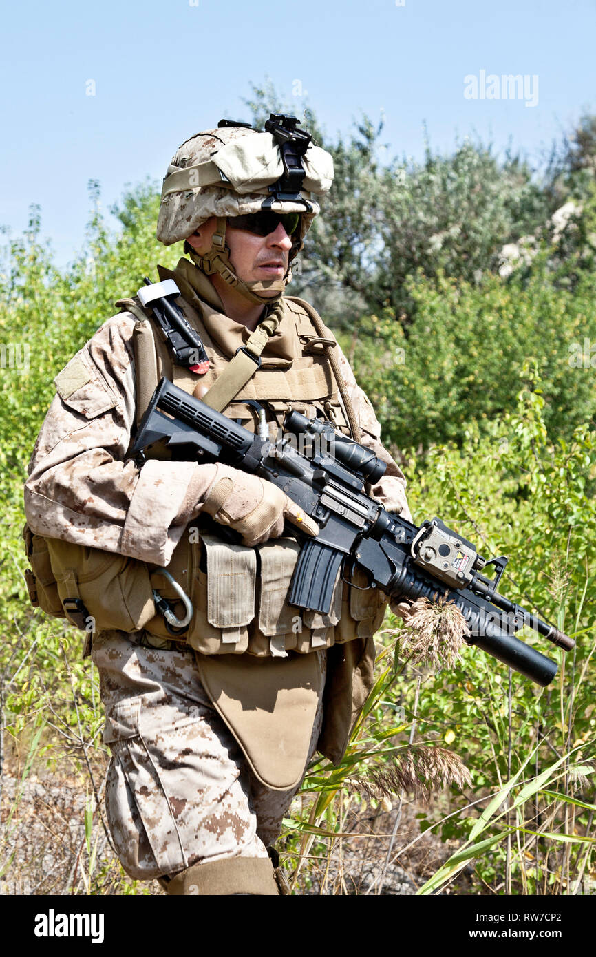 U.S. soldier in the jungle during a military operation Stock Photo - Alamy