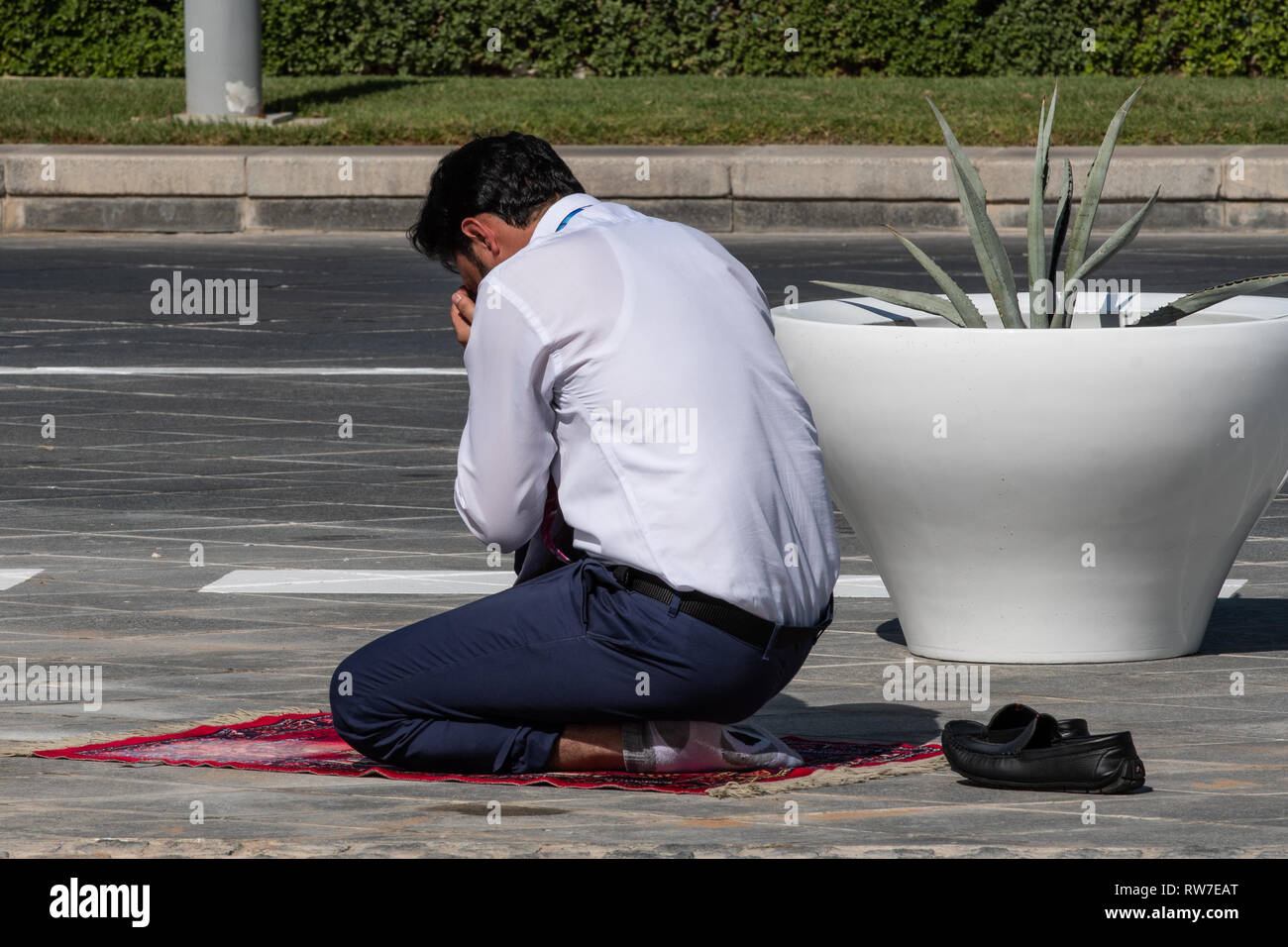 Muslim prayer abu dhabi man hi-res stock photography and images - Alamy