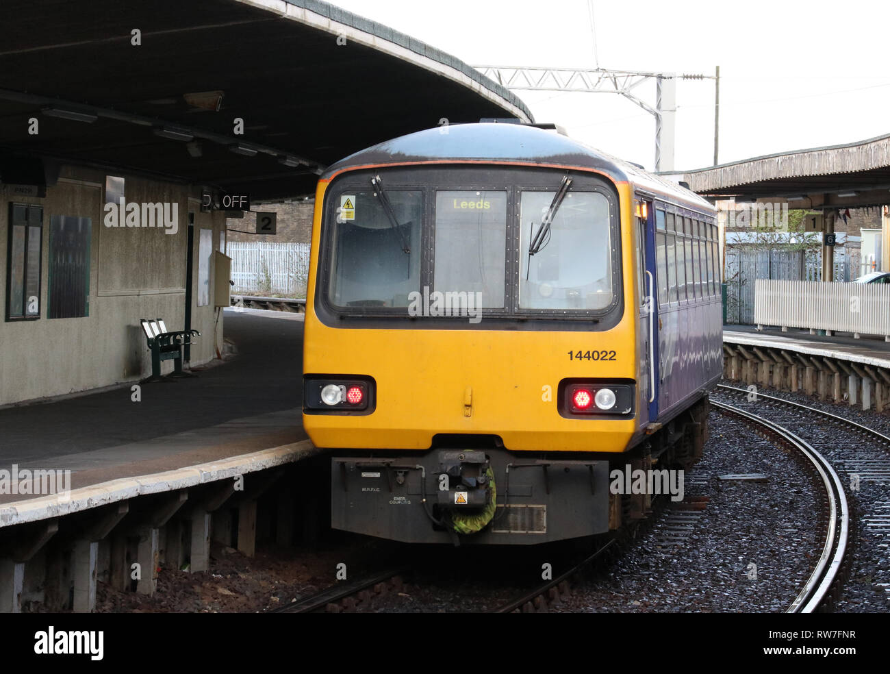 Curved platforms hi-res stock photography and images - Alamy