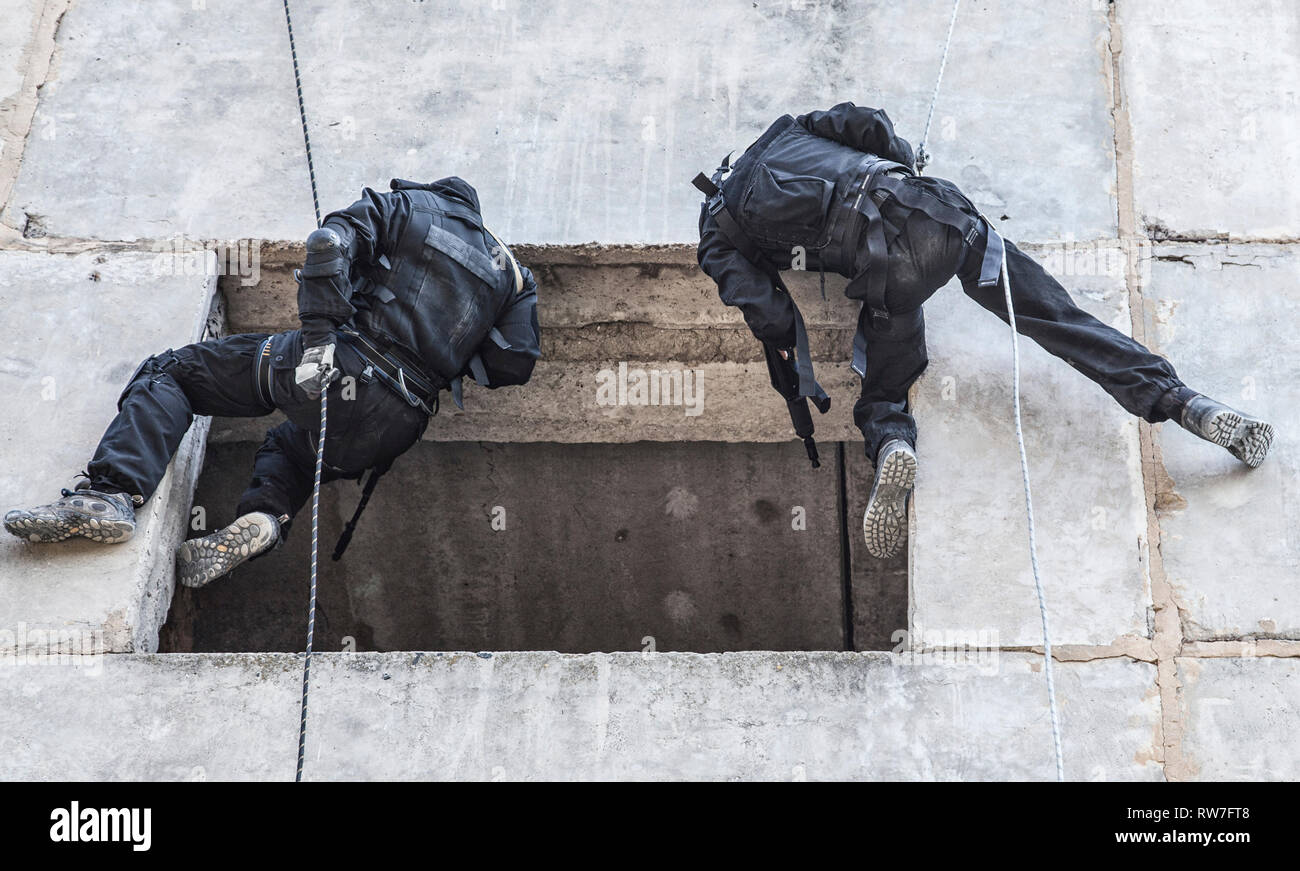 Soldiers fast roping hi-res stock photography and images - Alamy