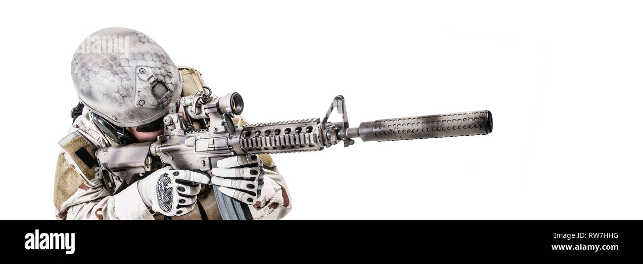 Bearded special warfare operator with assault rifle Stock Photo - Alamy