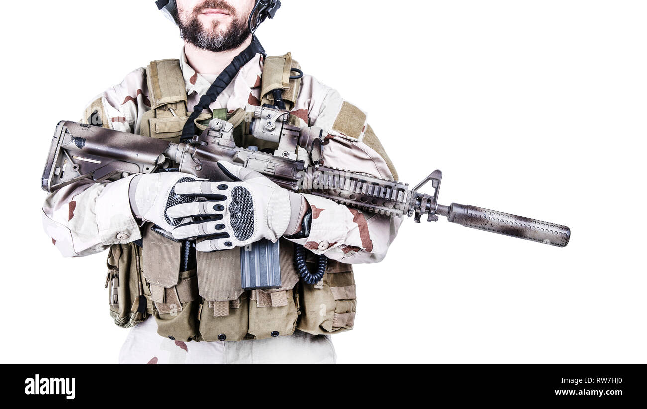 Bearded special warfare operator with assault rifle Stock Photo - Alamy