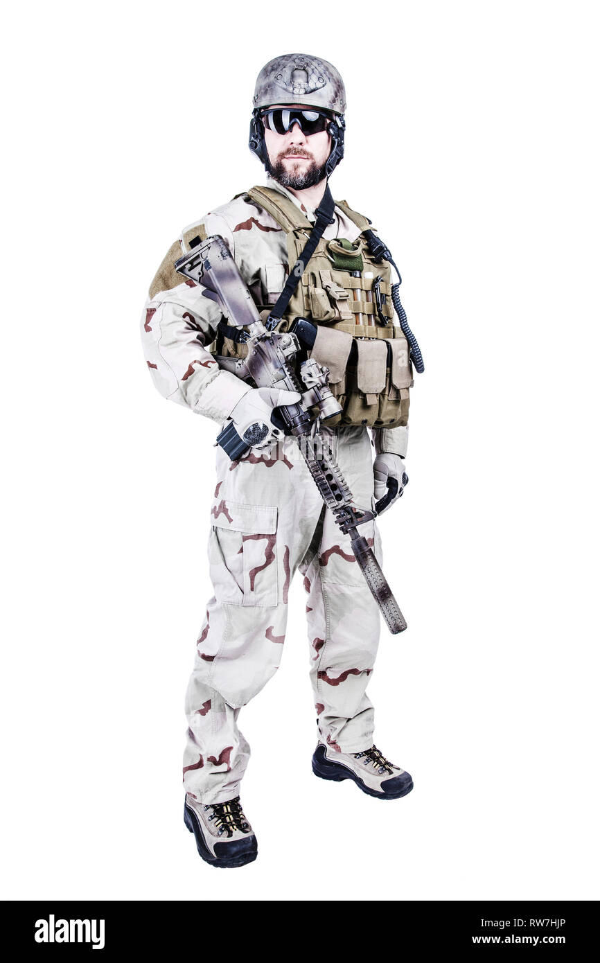 Bearded special warfare operator with assault rifle Stock Photo - Alamy