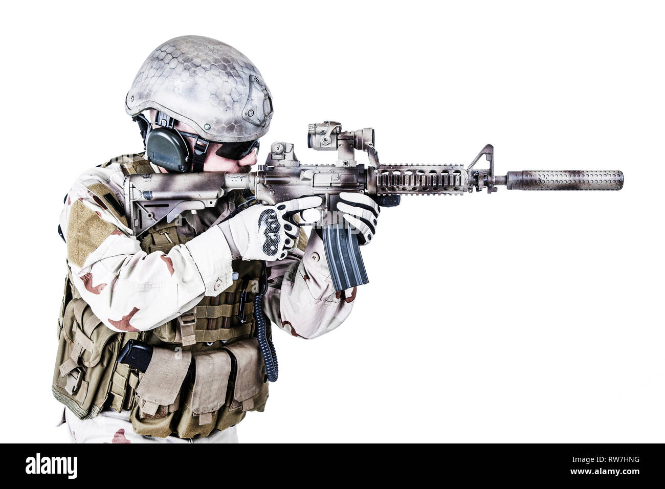 Bearded special warfare operator with assault rifle Stock Photo - Alamy