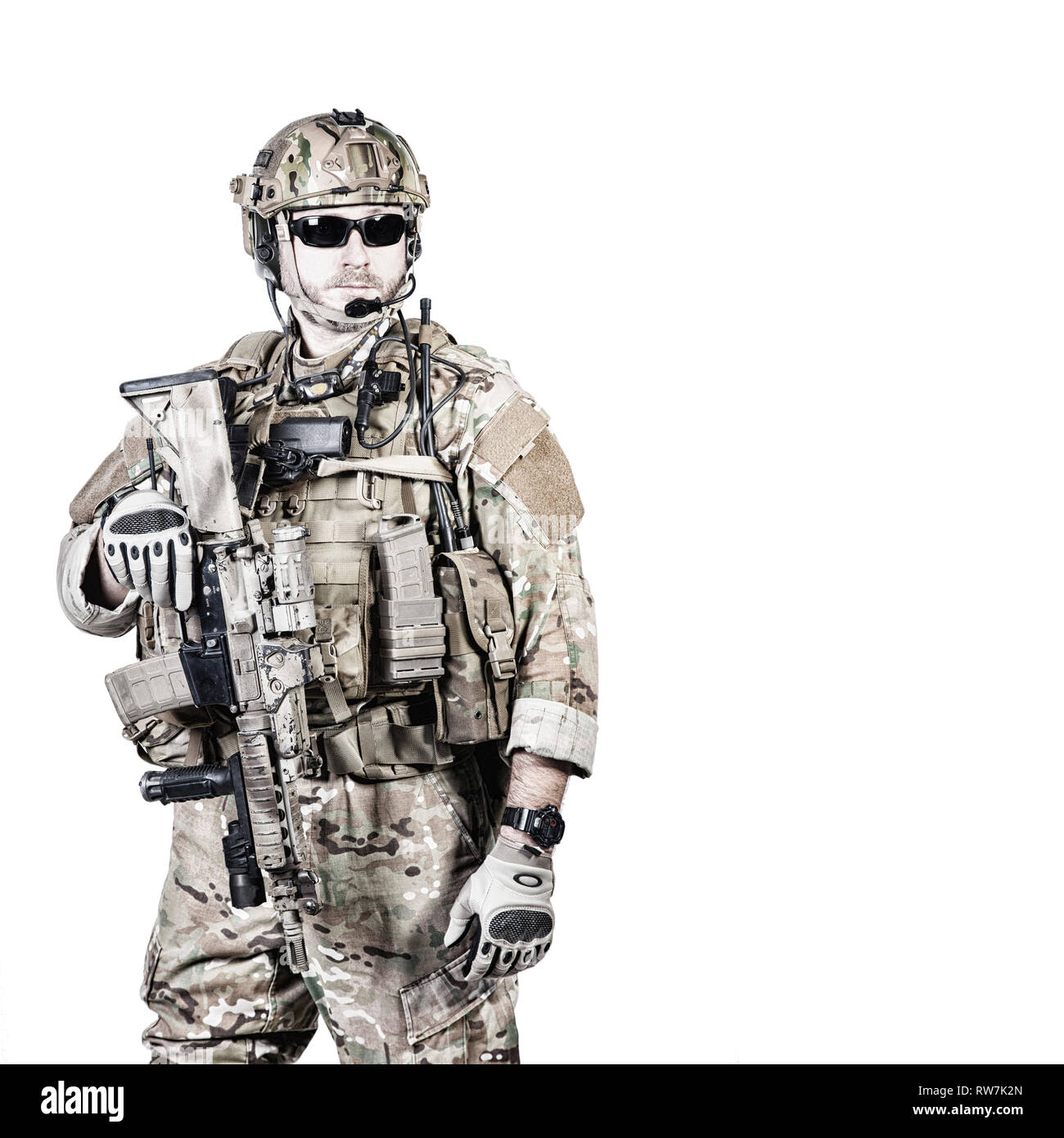 Bearded special warfare operator with assault rifle Stock Photo - Alamy