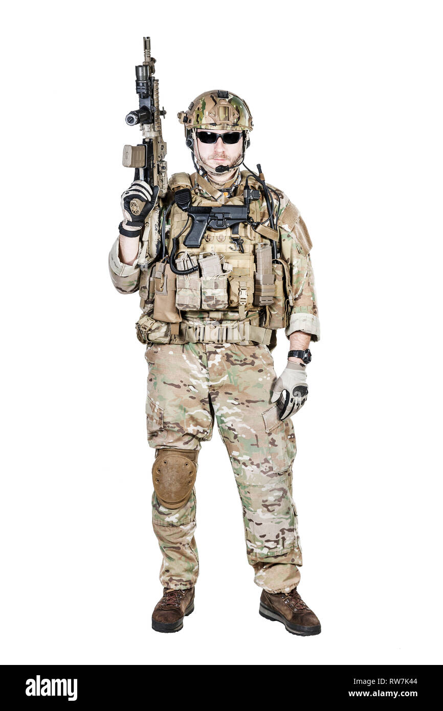 Bearded special warfare operator with assault rifle Stock Photo - Alamy