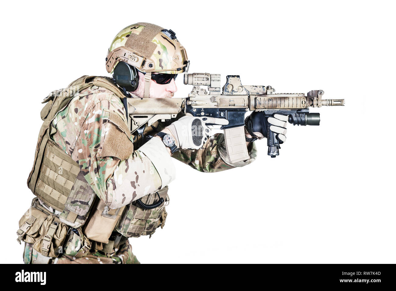 Bearded special warfare operator with assault rifle Stock Photo - Alamy