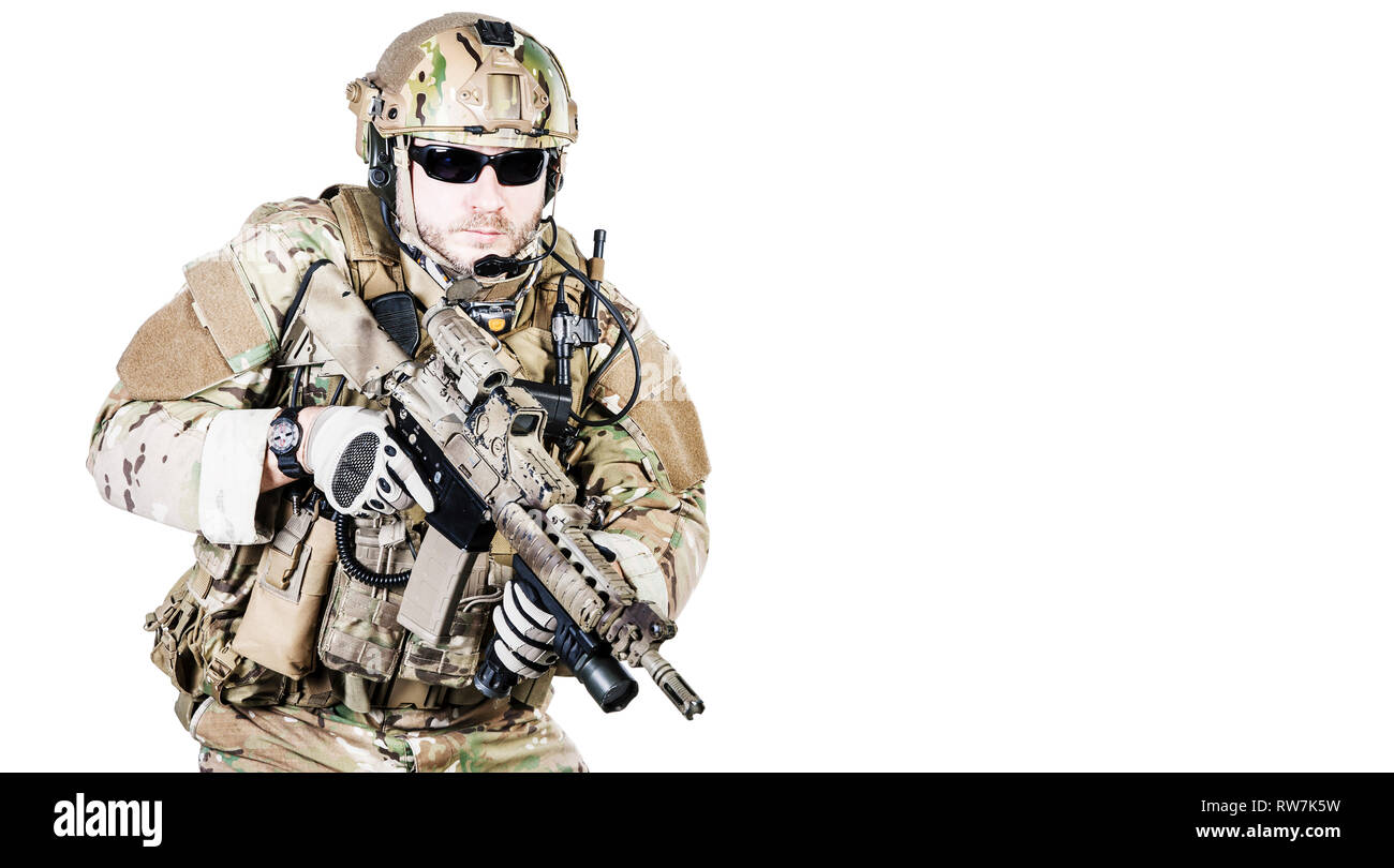 Bearded special warfare operator with assault rifle Stock Photo - Alamy