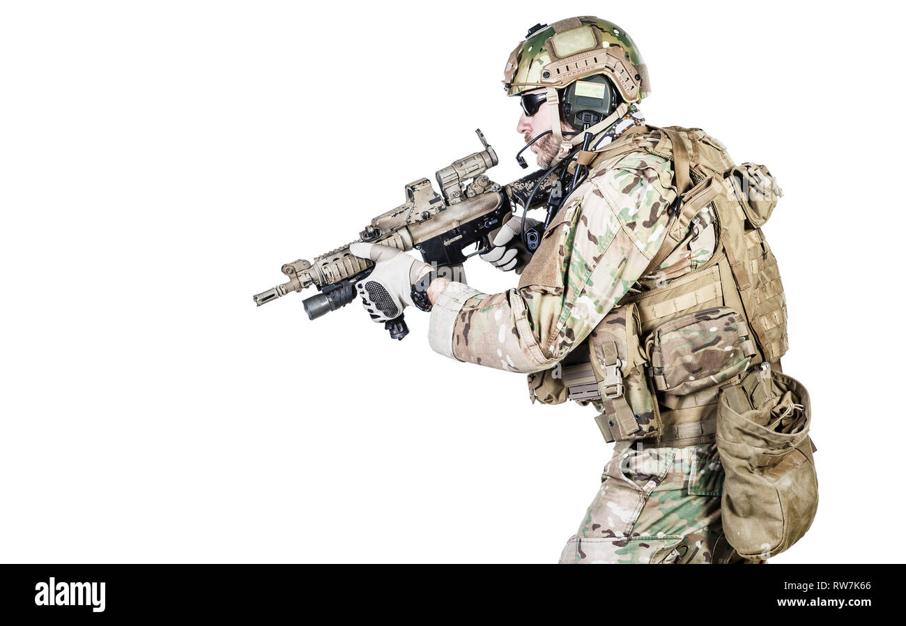 Bearded special warfare operator with assault rifle Stock Photo - Alamy