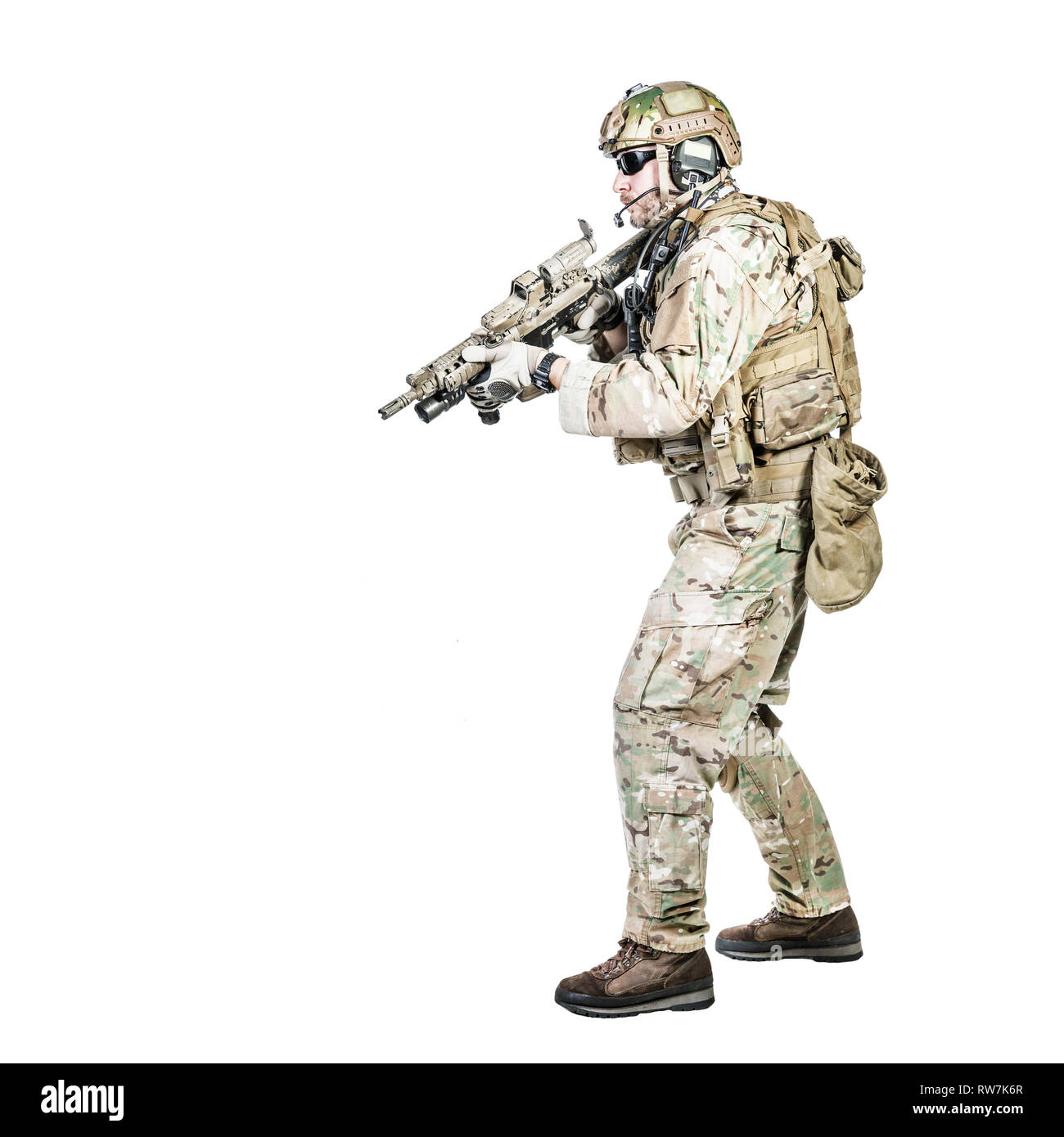 Bearded special warfare operator with assault rifle Stock Photo - Alamy