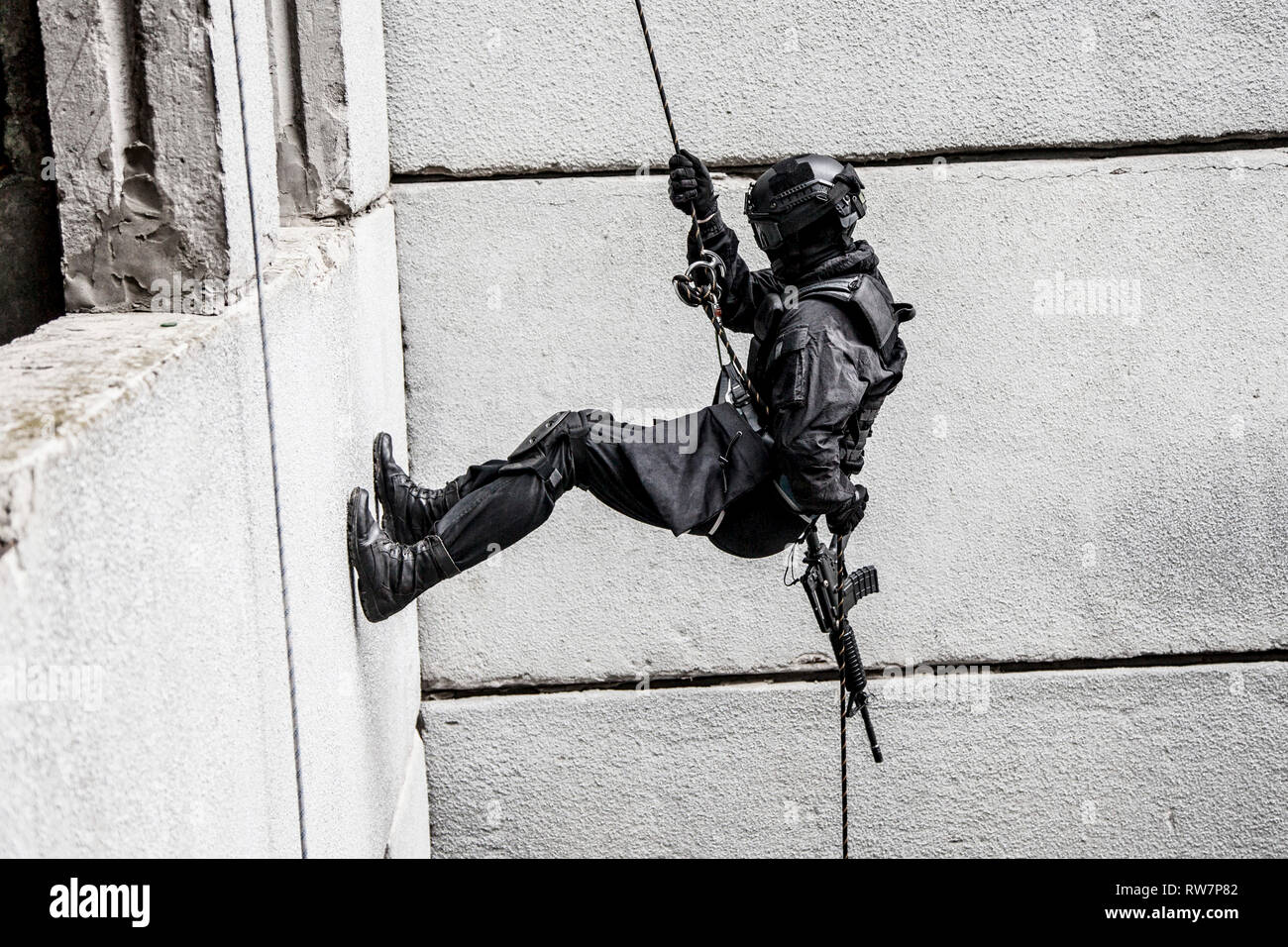 Spec ops police officer SWAT during rope exercises with weapons Stock ...