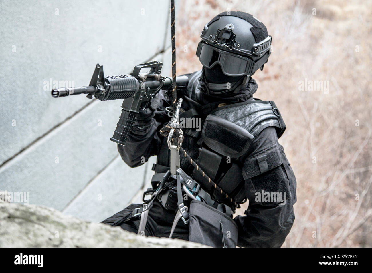 Spec ops police officer SWAT during rope exercises with weapons Stock ...