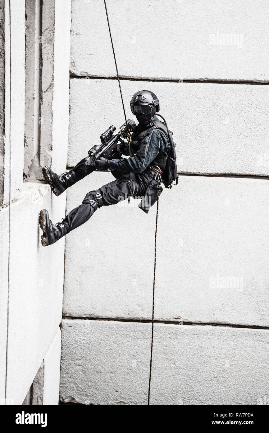Spec ops police officer SWAT during rope exercises with weapons Stock ...