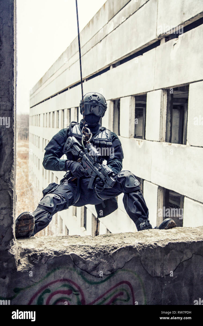 Spec ops police officer SWAT during rope exercises with weapons Stock ...