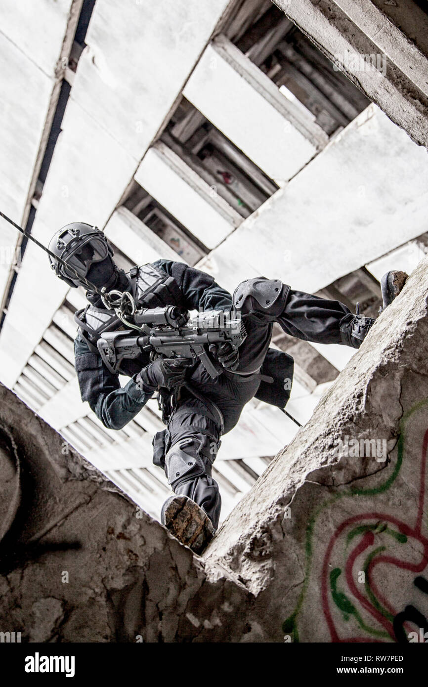 Spec ops police officer SWAT during rope exercises with weapons Stock ...