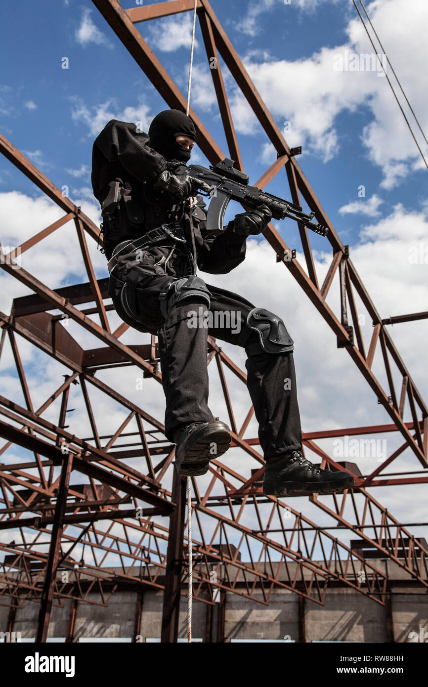 Swat rappelling hi-res stock photography and images - Alamy