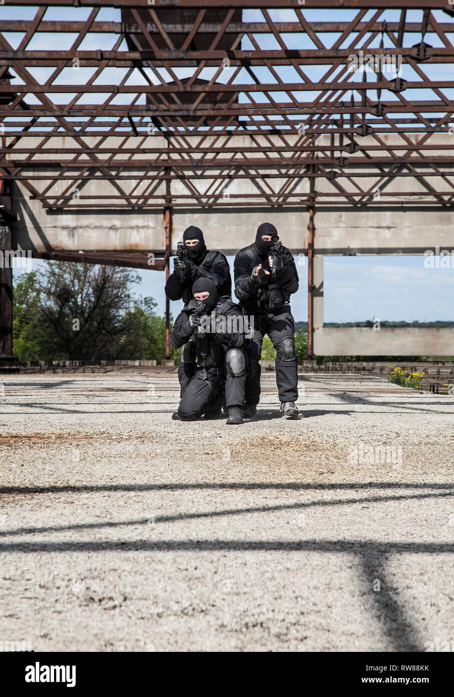 Special forces operators in black uniforms in action Stock Photo - Alamy