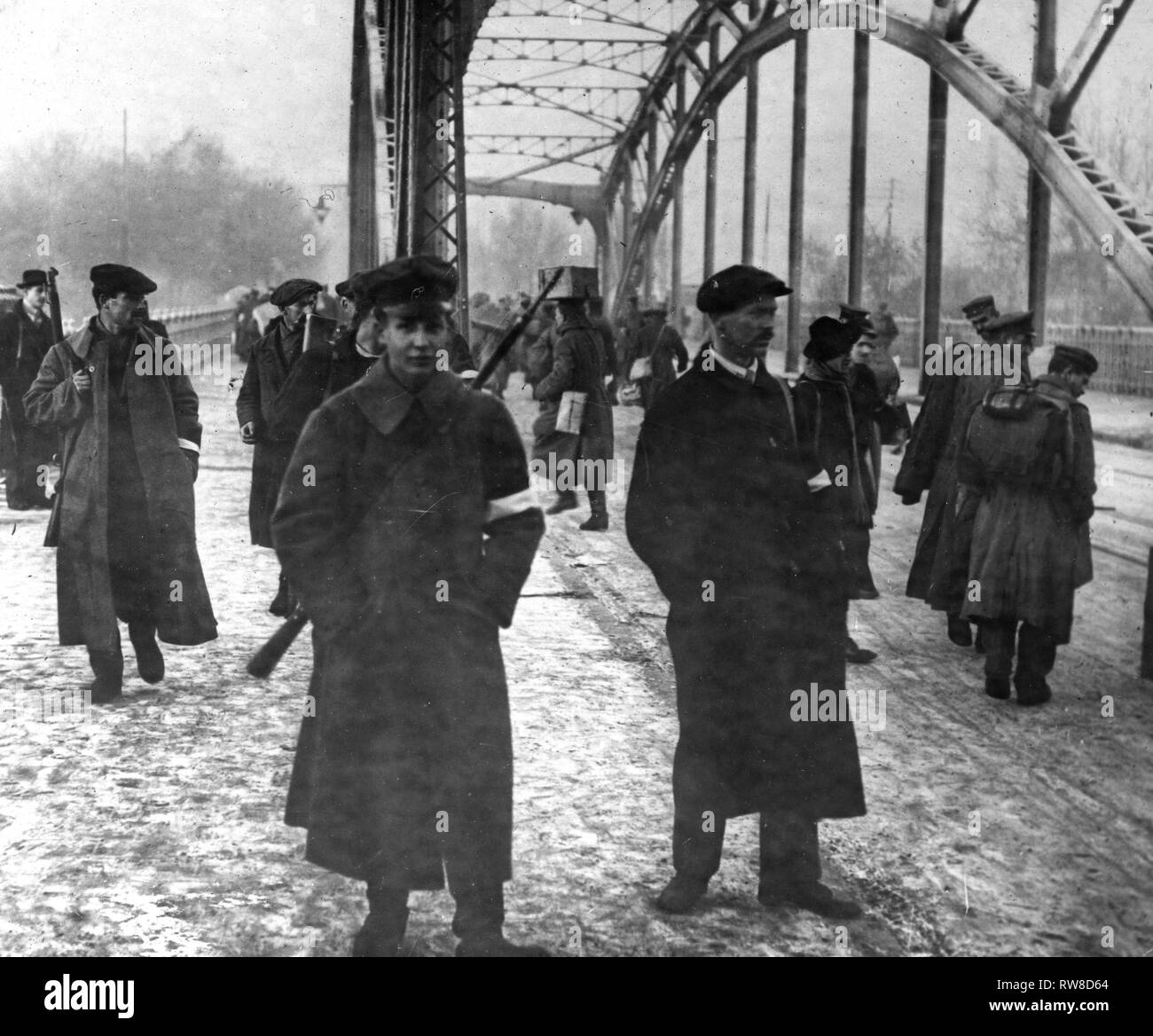 Rebellion in Germany. German revolutionary soldiers guarding the bridge ...