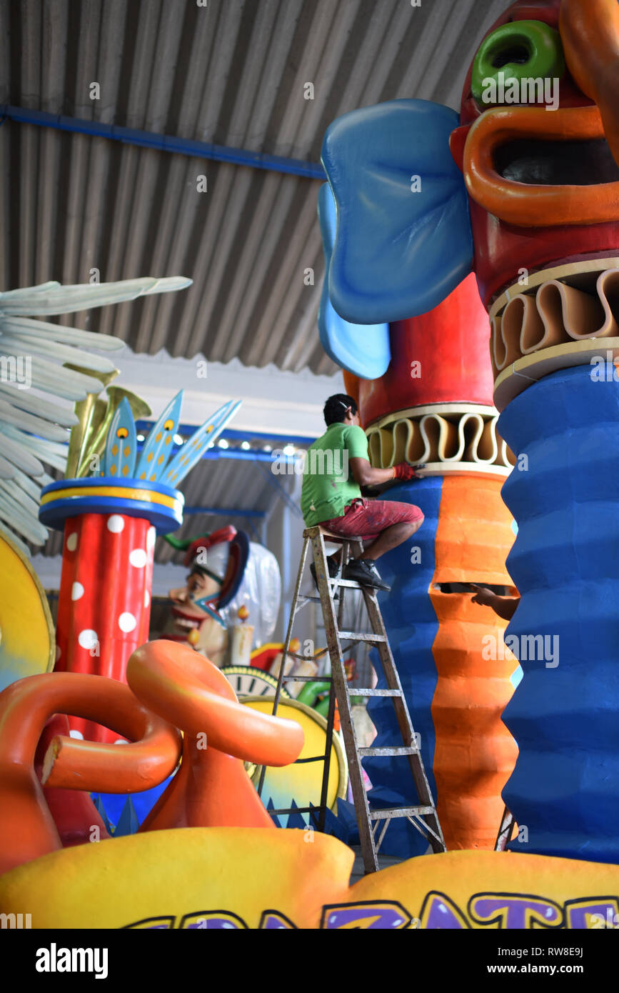 Carnival float build hi-res stock photography and images - Alamy