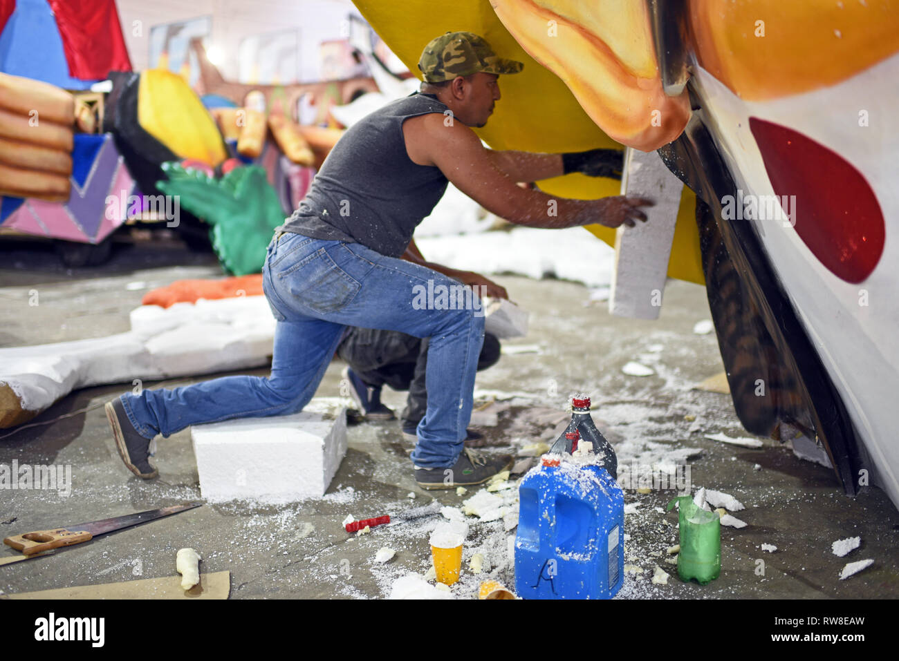 Carnival float build hi-res stock photography and images - Alamy