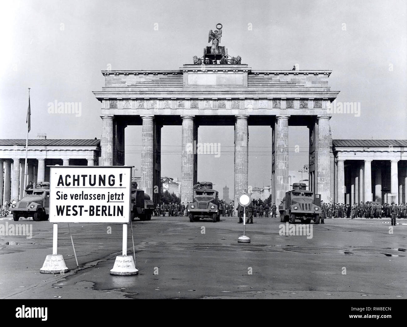 West berliners behind berlin wall hi-res stock photography and images ...