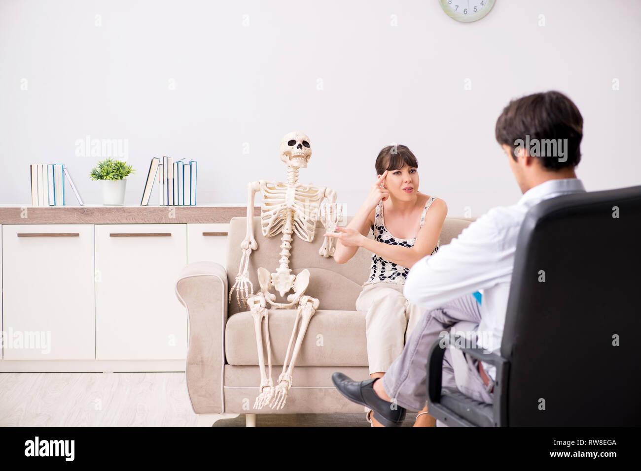 Young patient visiting psychologist for therapy Stock Photo - Alamy