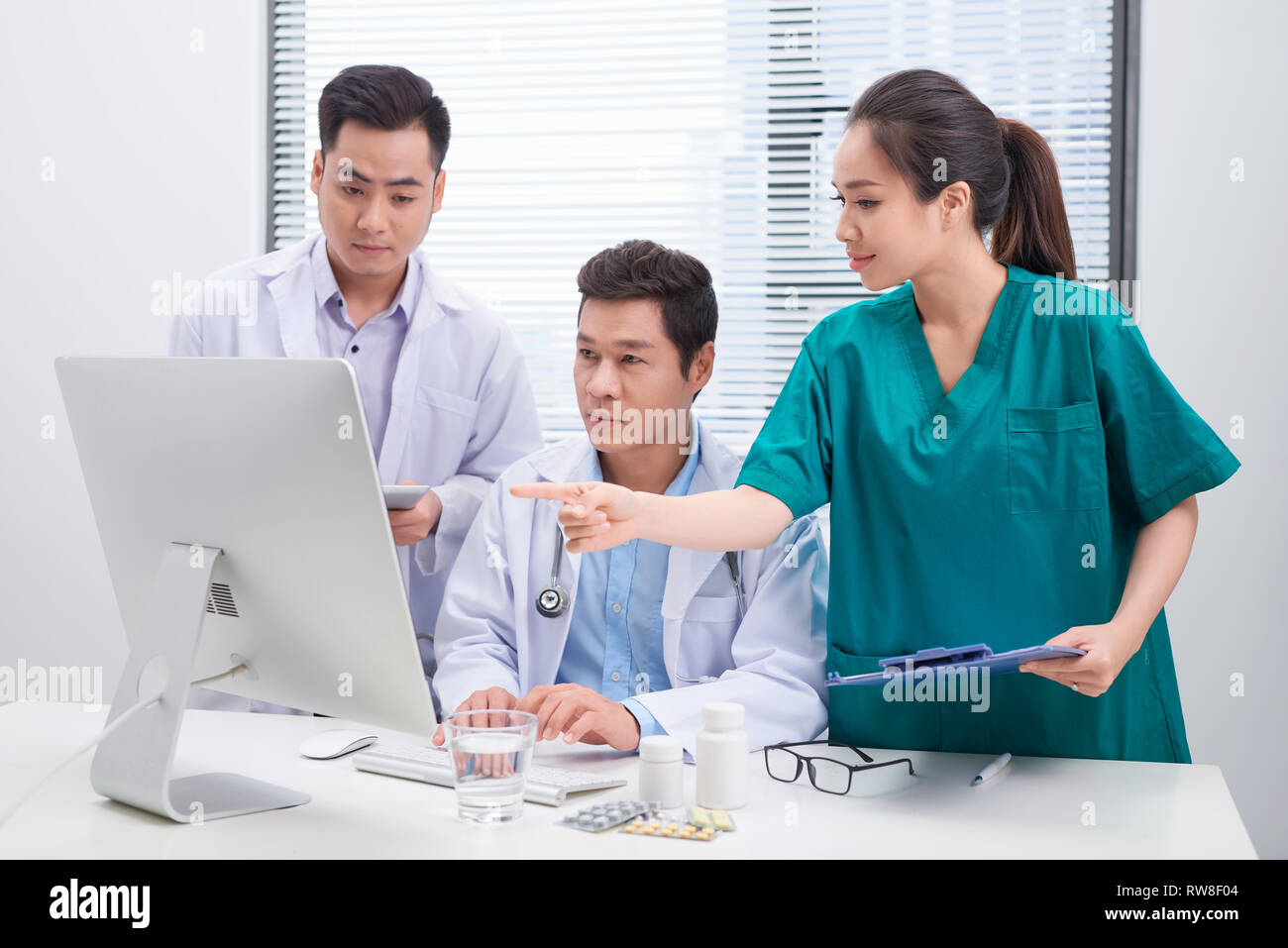 Doctors office medical files hi-res stock photography and images - Alamy