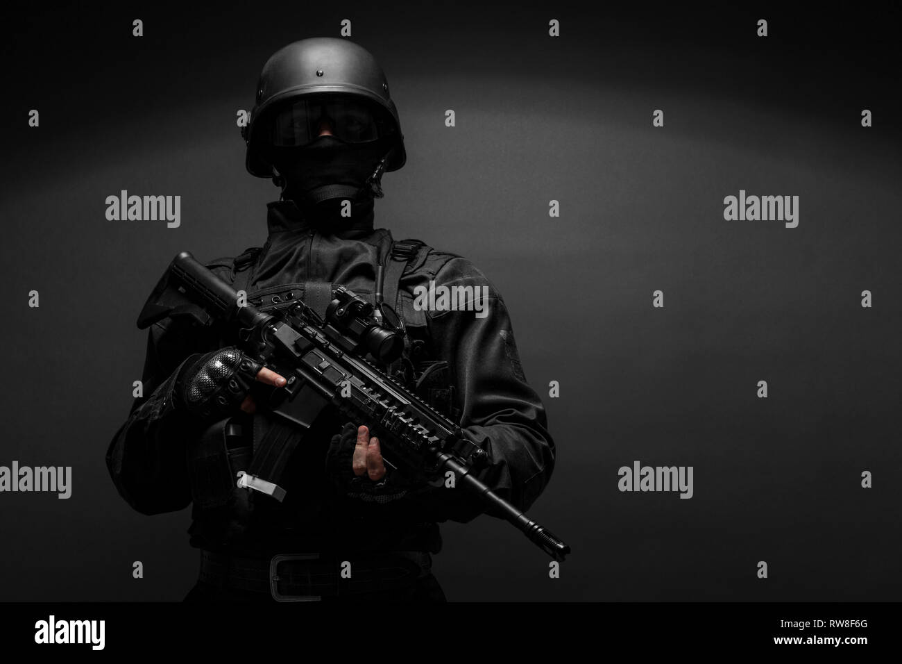 Spec ops police officer SWAT in black uniform Stock Photo - Alamy