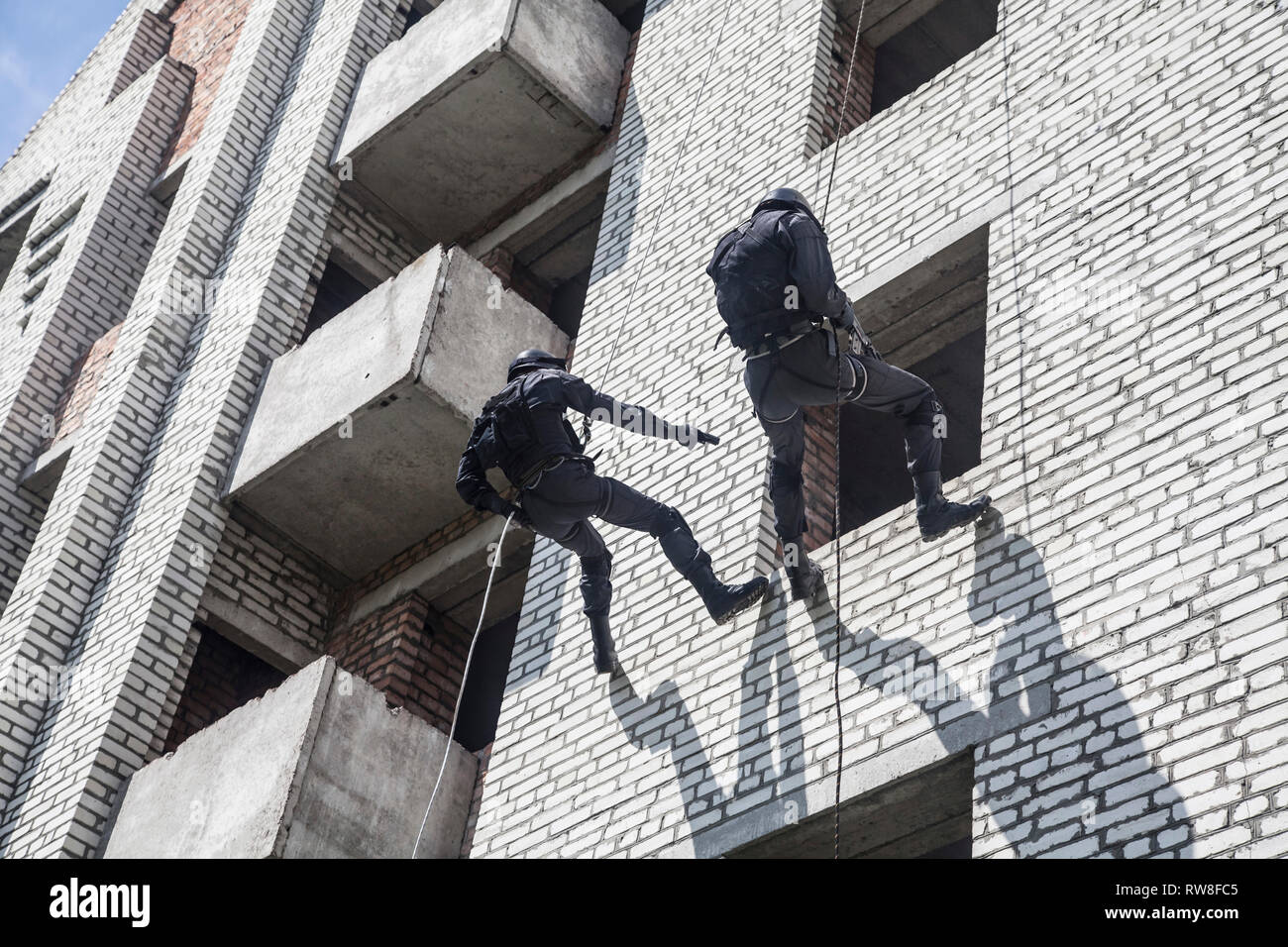 Spec ops police officers SWAT during assault operation Stock Photo - Alamy