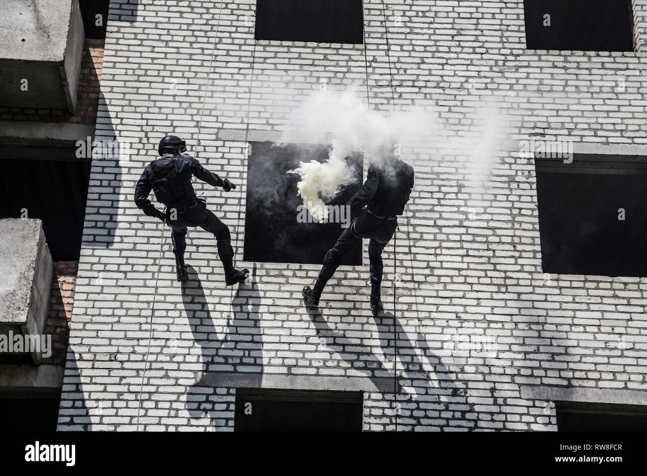 Spec ops police officers SWAT during assault operation Stock Photo - Alamy
