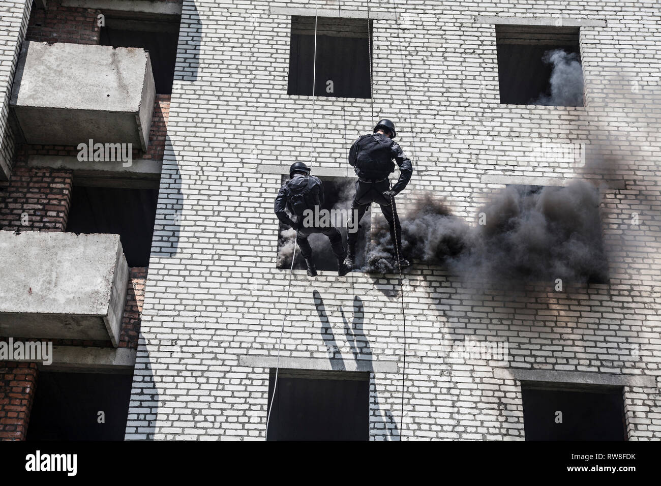 Spec ops police officers SWAT during assault operation Stock Photo - Alamy