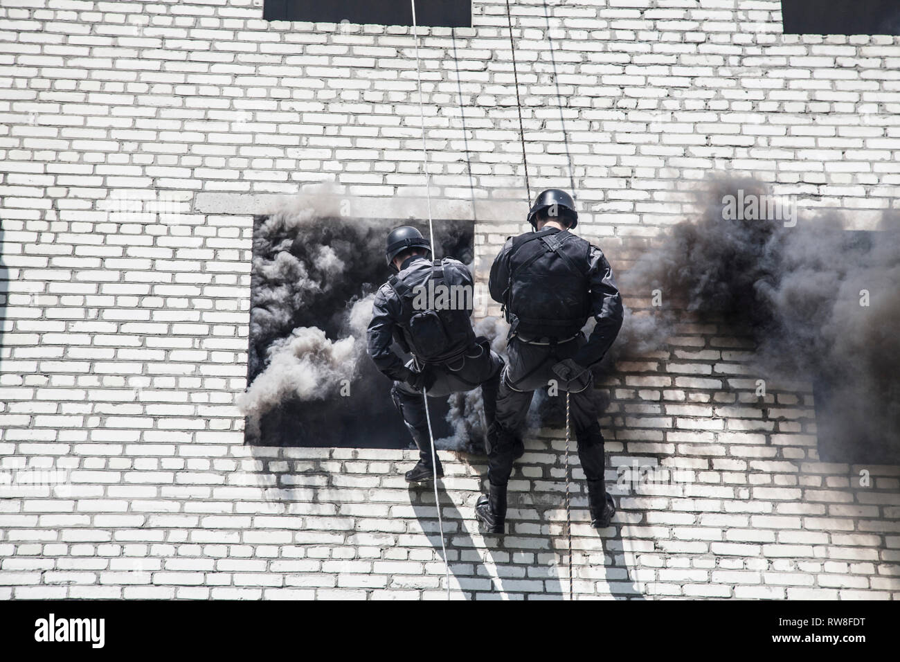 Spec ops police officers SWAT during assault operation Stock Photo - Alamy