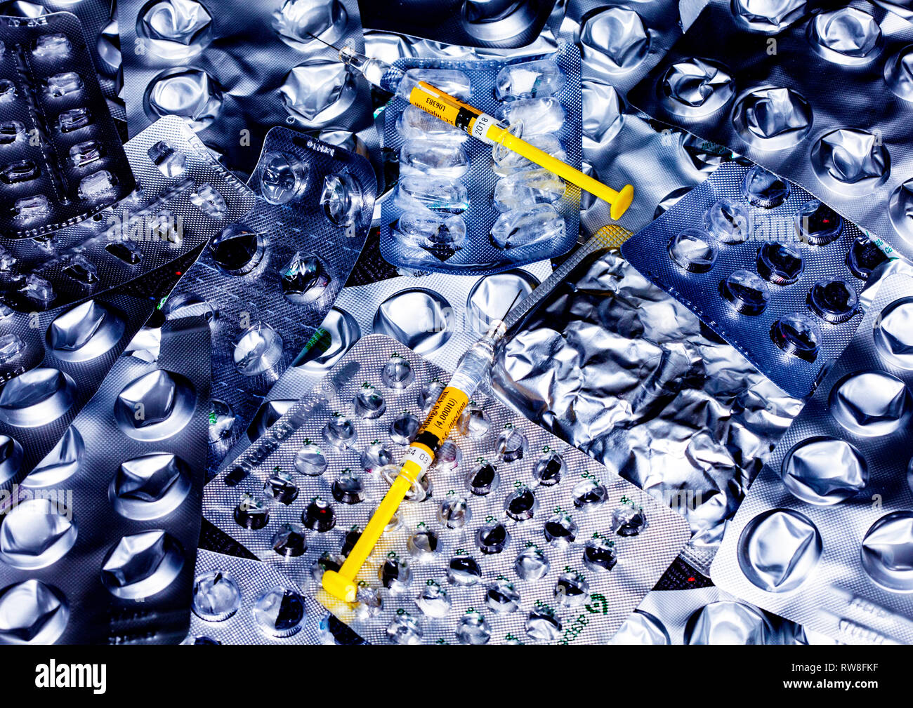 Needles for injections with used pharmaceutical packets Stock Photo - Alamy